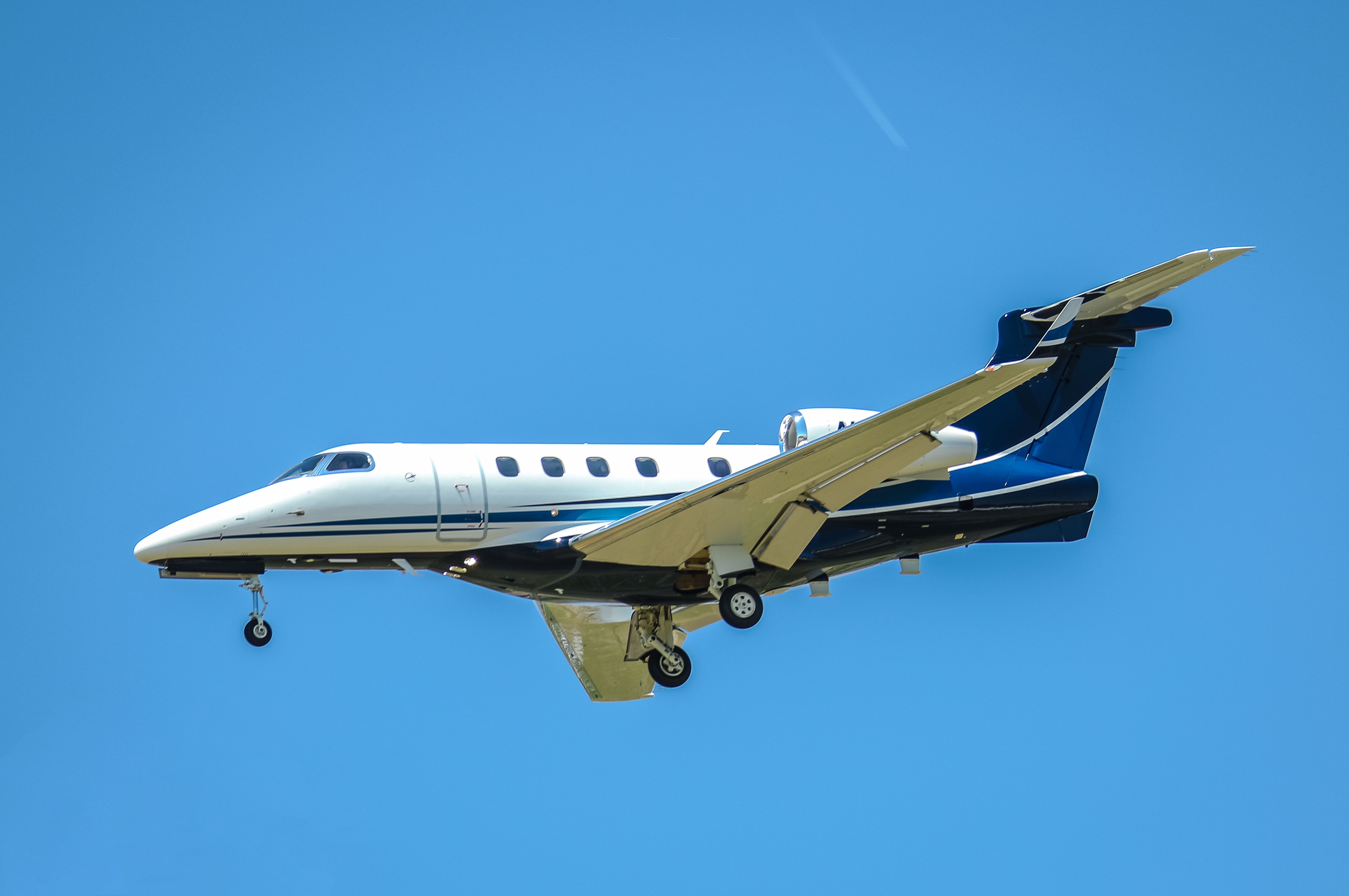 Phenom 300 approach – Aeroangel